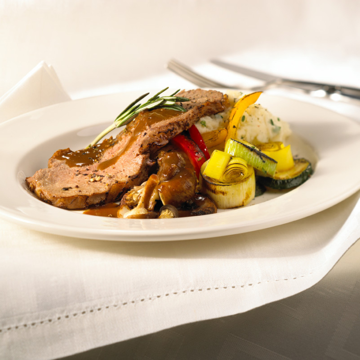 Rosbif de contre-filet au romarin et sauce aux champignons sauvages ...